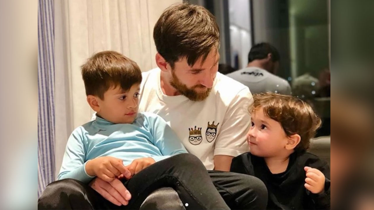 ¡Qué ternura de foto! Messi "charlando" con sus hijos - Sporthiva Online